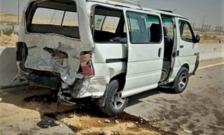 كاميرا توثق لحظة نجاة 3 أشخاص من اصطدام سيارة بهم أمام محل فيديو